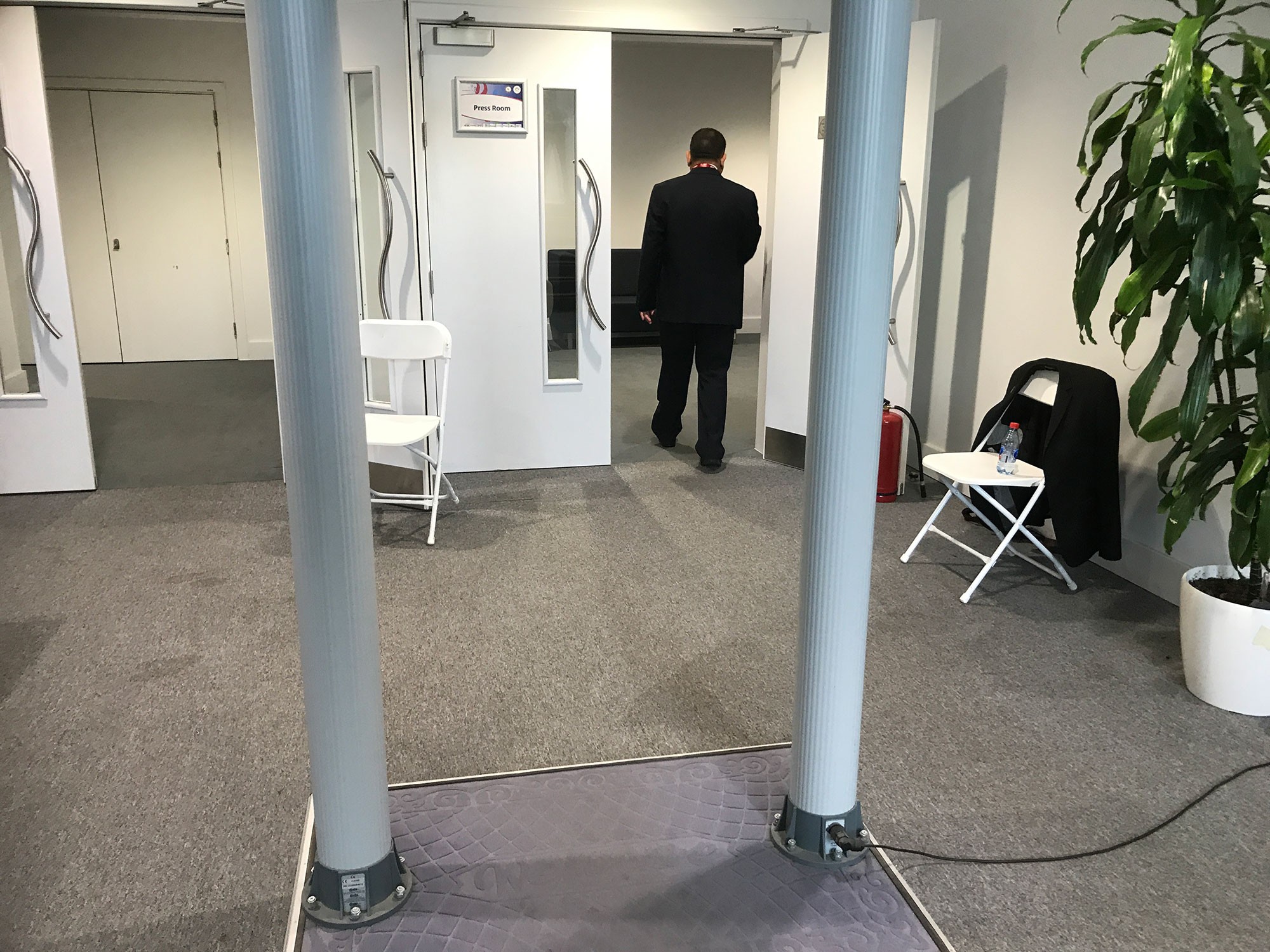 When security is polite and discreet / IJF.org